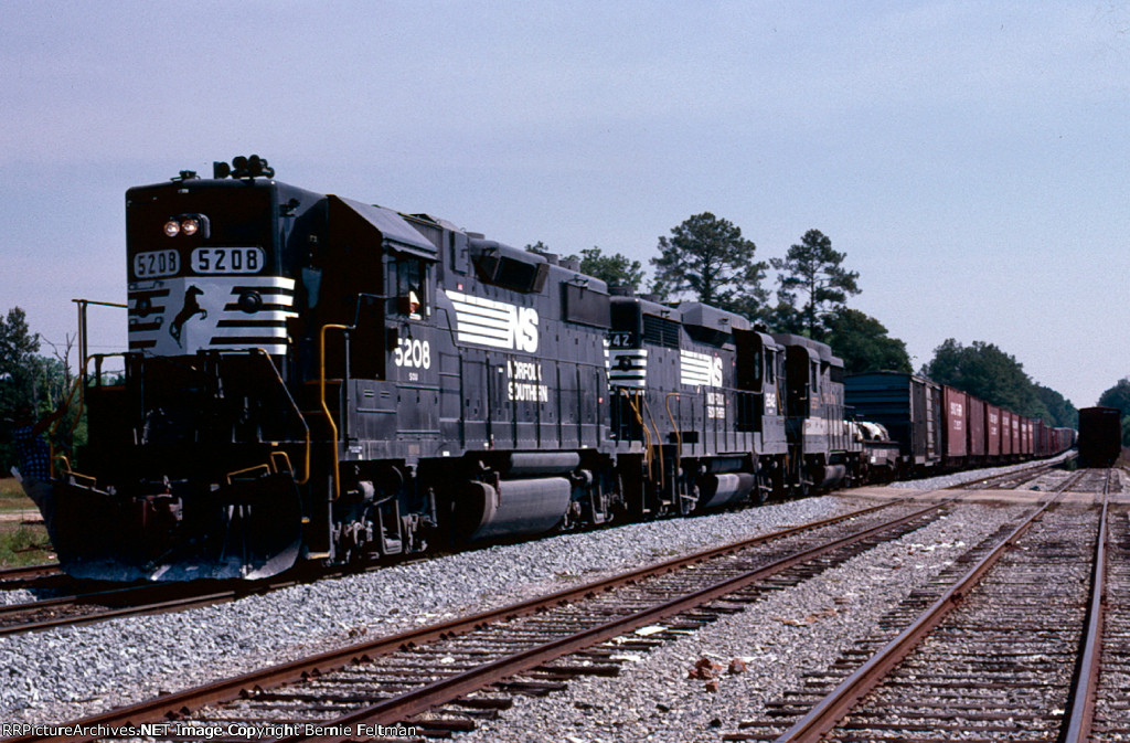 Norfolk Southern GP38-2 #5208, GP30 #2642 ane Southern Railway GP30 #2537 lead train #93